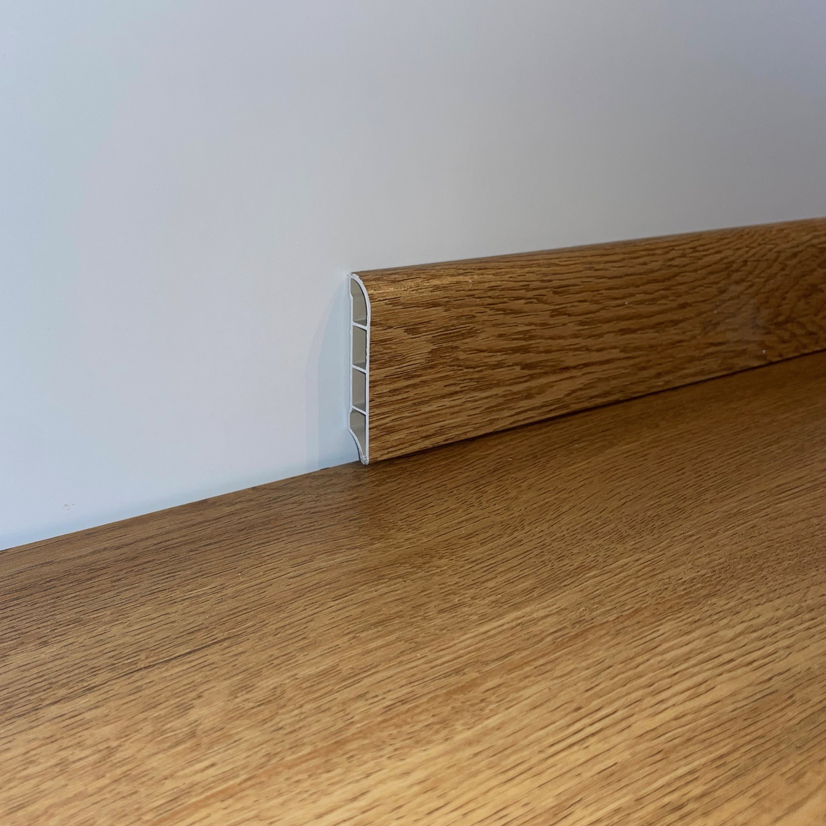 Battiscopa in PVC - Design Skirting COMFY vari colori — COMMERCIO EDILE srl